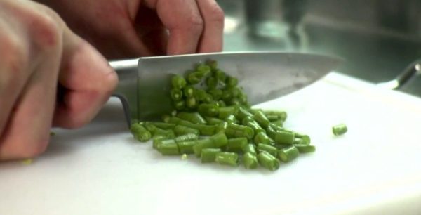 Video: How to cut green beans simply — Eatwell101